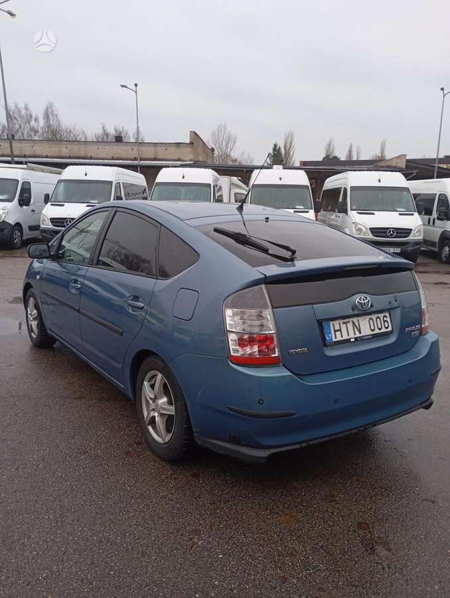 Blue Toyota Prius 2004 in Klaipeda, with an engine capacity of 1.50 L and mileage of 300 thousand km for 2950 €, photo 4 on AUTOMOTO.COM.LV