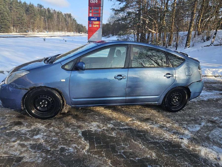 Blue Toyota Prius 2005 in Vilnius, with an engine capacity of 0.00 L and mileage of 600 thousand km for 1800 €, photo 3 on AUTOMOTO.COM.LV