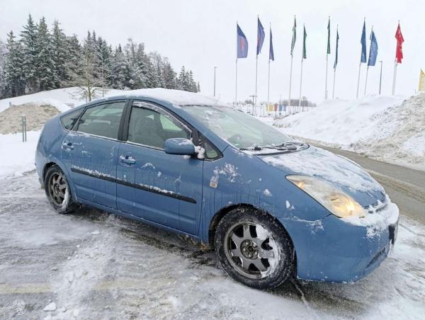 Zils Toyota Prius 2005 Viļņa, ar dzinēja tilpumu 1.50 L un nobraukumu 220 tūkst. km par 3650 €, foto 1 vietnē AUTOMOTO.COM.LV