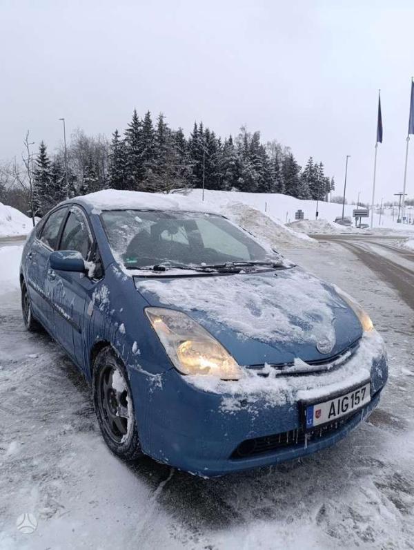 Blue Toyota Prius 2005 in Vilnius, with an engine capacity of 1.50 L and mileage of 220 thousand km for 3650 €, photo 3 on AUTOMOTO.COM.LV