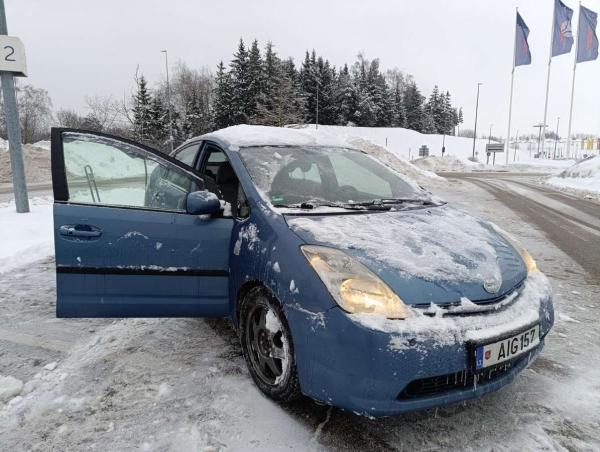 Blue Toyota Prius 2005 in Vilnius, with an engine capacity of 1.50 L and mileage of 220 thousand km for 3650 €, photo 4 on AUTOMOTO.COM.LV