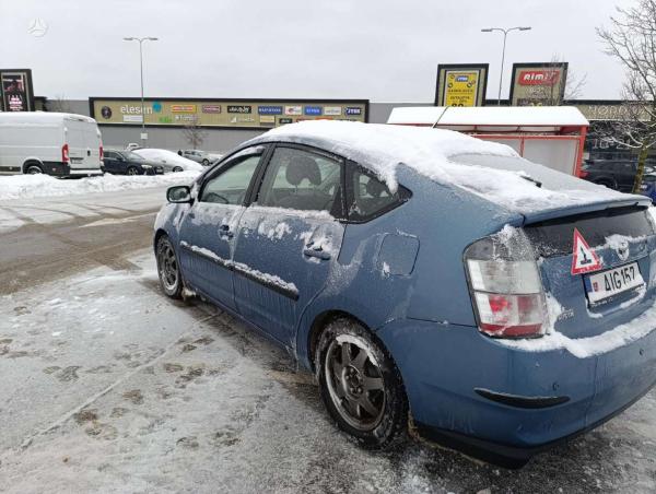 Blue Toyota Prius 2005 in Vilnius, with an engine capacity of 1.50 L and mileage of 220 thousand km for 3650 €, photo 8 on AUTOMOTO.COM.LV