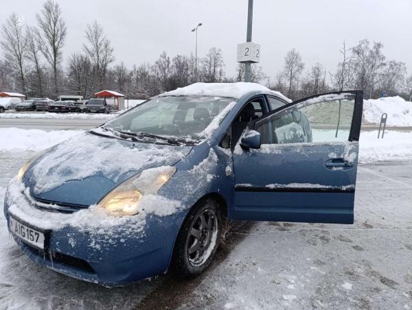 Blue Toyota Prius 2005 in Vilnius, with an engine capacity of 1.50 L and mileage of 220 thousand km for 3650 €, photo 9 on AUTOMOTO.COM.LV