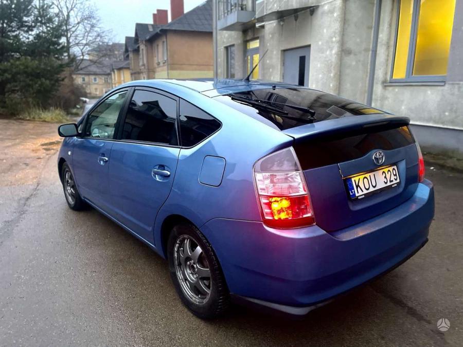 Blue Toyota Prius 2005 in Siauliai, with an engine capacity of 1.50 L and mileage of 275 thousand km for 3350 €, photo 1 on AUTOMOTO.COM.LV
