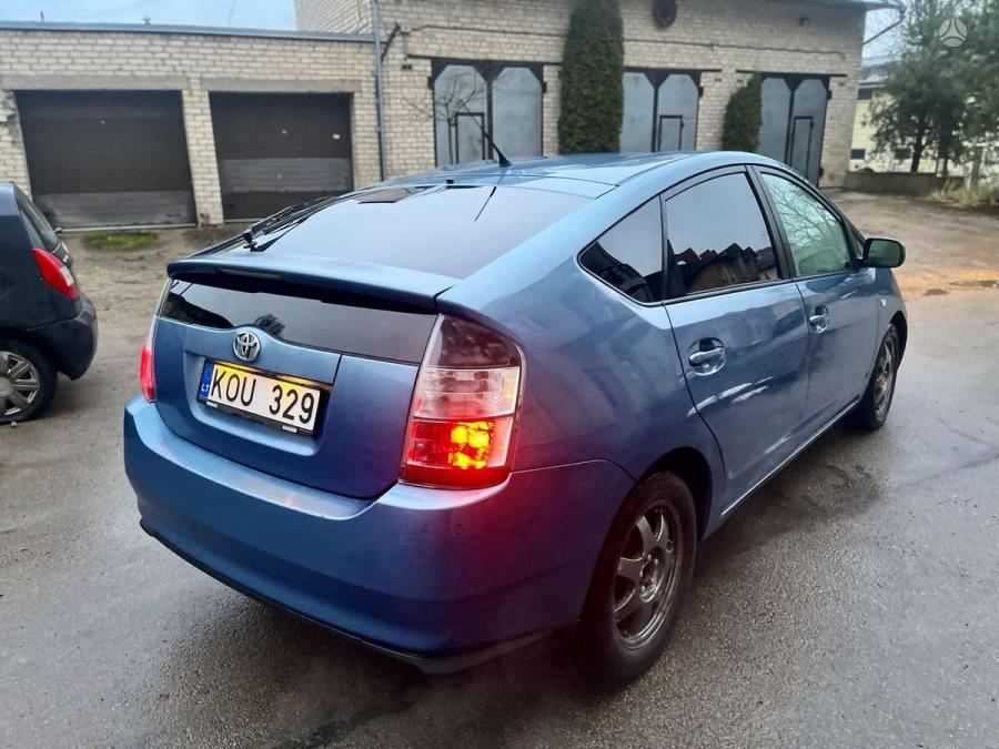 Blue Toyota Prius 2005 in Siauliai, with an engine capacity of 1.50 L and mileage of 275 thousand km for 3350 €, photo 2 on AUTOMOTO.COM.LV