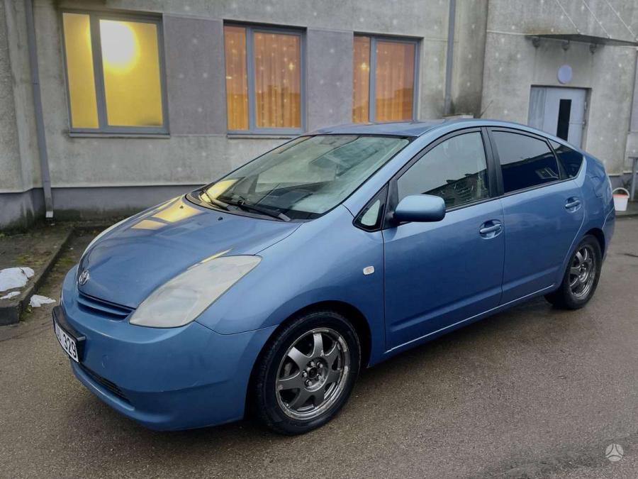 Blue Toyota Prius 2005 in Siauliai, with an engine capacity of 1.50 L and mileage of 275 thousand km for 3350 €, photo 3 on AUTOMOTO.COM.LV