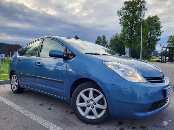 Blue Toyota Prius 2006 in Vilnius, with an engine capacity of 1.50 L and mileage of 330 thousand km for 2650 €, photo 1 on AUTOMOTO.COM.LV
