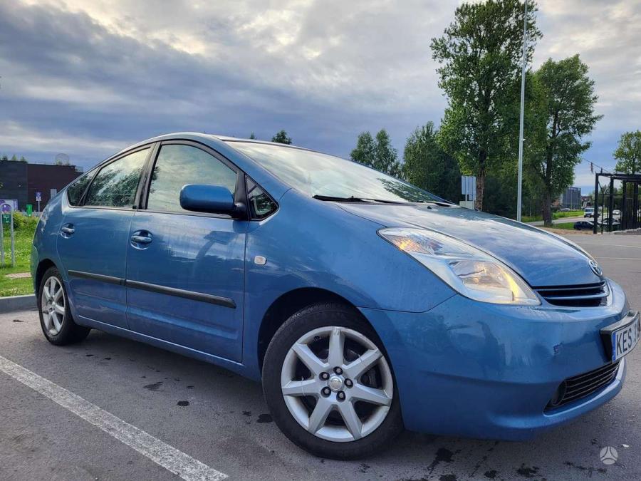 Blue Toyota Prius 2006 in Vilnius, with an engine capacity of 1.50 L and mileage of 330 thousand km for 2650 €, photo 1 on AUTOMOTO.COM.LV