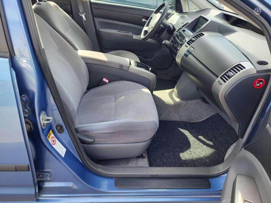 Blue Toyota Prius 2006 in Vilnius, with an engine capacity of 1.50 L and mileage of 330 thousand km for 2650 €, photo 18 on AUTOMOTO.COM.LV