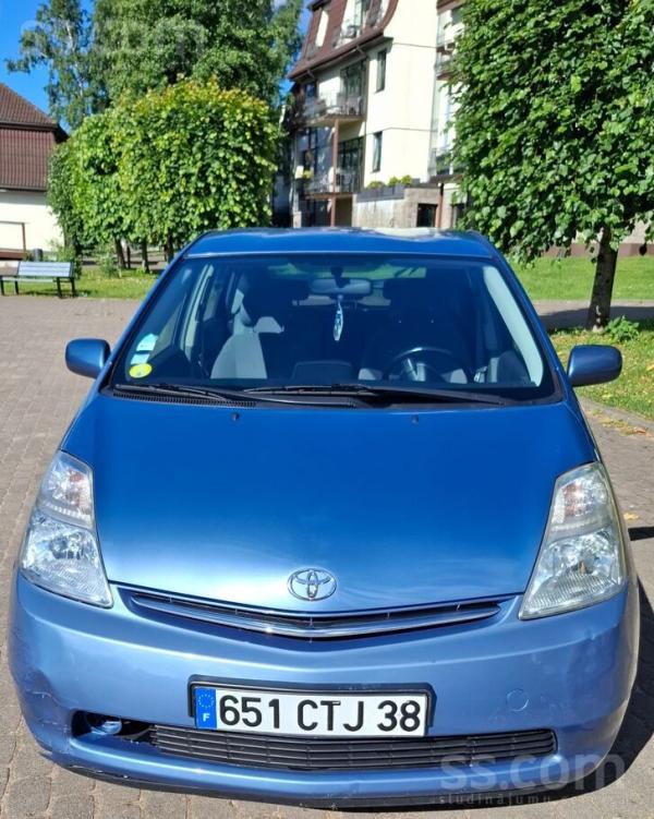 Blue Toyota Prius 2006 in Riga, with an engine capacity of 1.50 L and mileage of 262 thousand km for 3200 €, photo 1 on AUTOMOTO.COM.LV