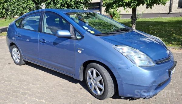 Blue Toyota Prius 2006 in Riga, with an engine capacity of 1.50 L and mileage of 262 thousand km for 3200 €, photo 3 on AUTOMOTO.COM.LV