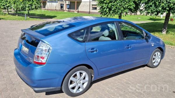 Blue Toyota Prius 2006 in Riga, with an engine capacity of 1.50 L and mileage of 262 thousand km for 3200 €, photo 5 on AUTOMOTO.COM.LV
