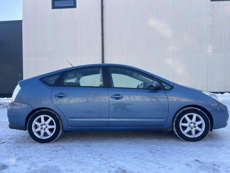 Blue Toyota Prius 2007 in Vilnius, with an engine capacity of 1.50 L and mileage of 320 thousand km for 4450 €, photo 1 on AUTOMOTO.COM.LV