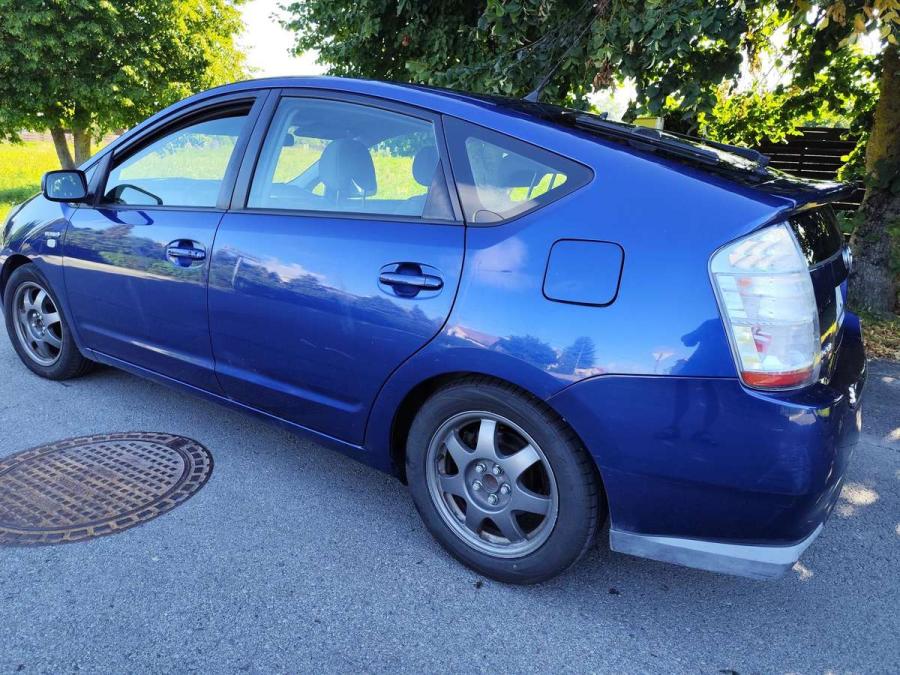 Blue Toyota Prius 2009 in Klaipeda, with an engine capacity of 1.50 L and mileage of 300 thousand km for 4350 €, photo 1 on AUTOMOTO.COM.LV