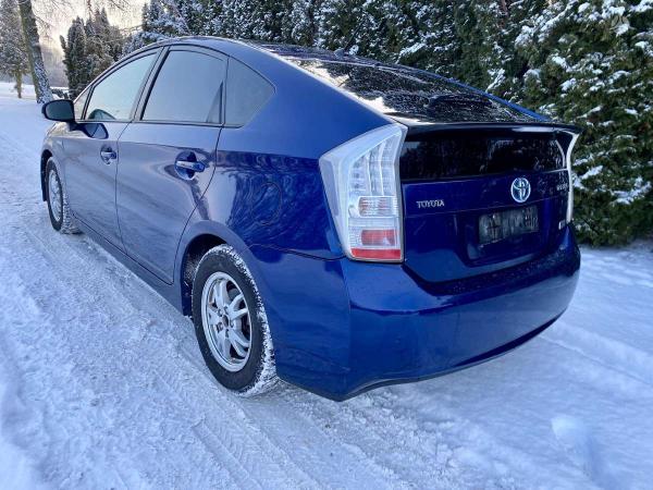 Blue Toyota Prius 2010 in Marijampole, with an engine capacity of 1.80 L and mileage of 350 thousand km for 5300 €, photo 4 on AUTOMOTO.COM.LV