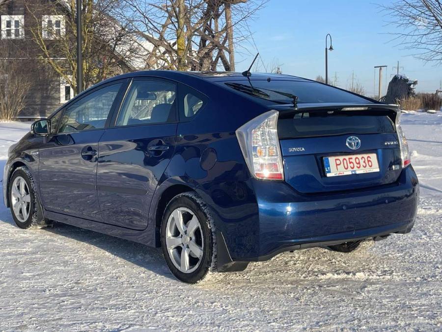 Blue Toyota Prius 2010 in Siauliai, with an engine capacity of 1.80 L and mileage of 183 thousand km for 6950 €, photo 3 on AUTOMOTO.COM.LV