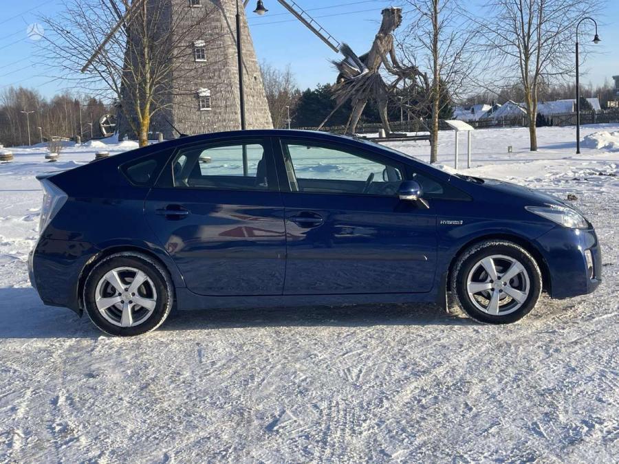Blue Toyota Prius 2010 in Siauliai, with an engine capacity of 1.80 L and mileage of 183 thousand km for 6950 €, photo 4 on AUTOMOTO.COM.LV