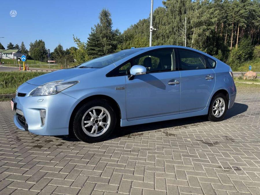 Blue Toyota Prius 2012 in Alytus, with an engine capacity of 1.80 L and mileage of 433 thousand km for 6450 €, photo 4 on AUTOMOTO.COM.LV