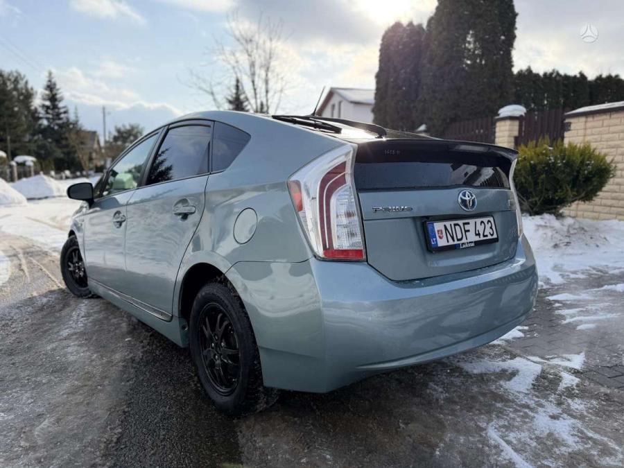 Blue Toyota Prius 2014 in Vilnius, with an engine capacity of 1.80 L and mileage of 340 thousand km for 5450 €, photo 4 on AUTOMOTO.COM.LV