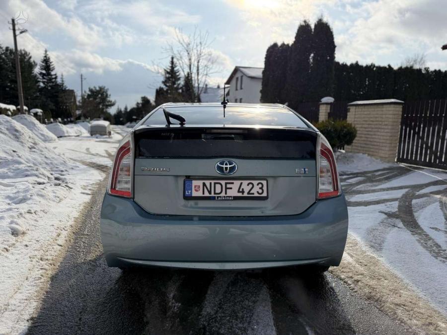 Blue Toyota Prius 2014 in Vilnius, with an engine capacity of 1.80 L and mileage of 340 thousand km for 5450 €, photo 5 on AUTOMOTO.COM.LV