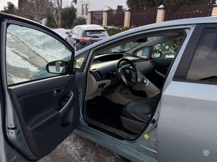 Blue Toyota Prius 2014 in Vilnius, with an engine capacity of 1.80 L and mileage of 340 thousand km for 5450 €, photo 15 on AUTOMOTO.COM.LV