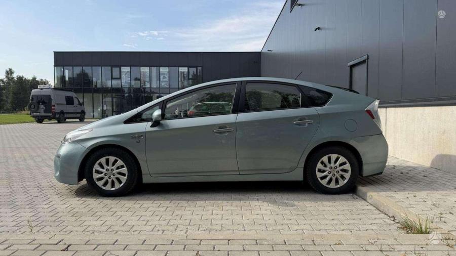 Blue Toyota Prius 2014 in Vilnius, with an engine capacity of 1.80 L and mileage of 329 thousand km for 6600 €, photo 5 on AUTOMOTO.COM.LV