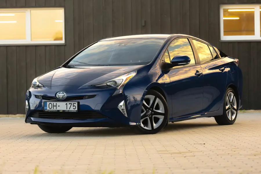 Blue Toyota Prius 2016 in Jelgava, with an engine capacity of 1.80 L and mileage of 53 thousand km for 13900 €, photo 1 on AUTOMOTO.COM.LV