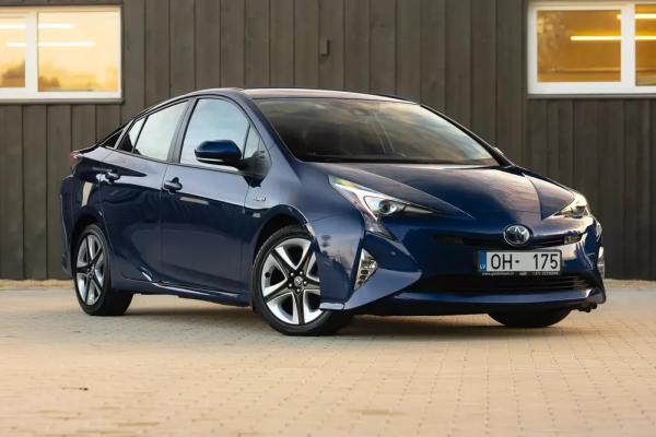 Blue Toyota Prius 2016 in Jelgava, with an engine capacity of 1.80 L and mileage of 53 thousand km for 13900 €, photo 2 on AUTOMOTO.COM.LV