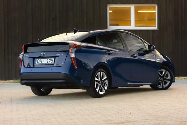Blue Toyota Prius 2016 in Jelgava, with an engine capacity of 1.80 L and mileage of 53 thousand km for 13900 €, photo 5 on AUTOMOTO.COM.LV
