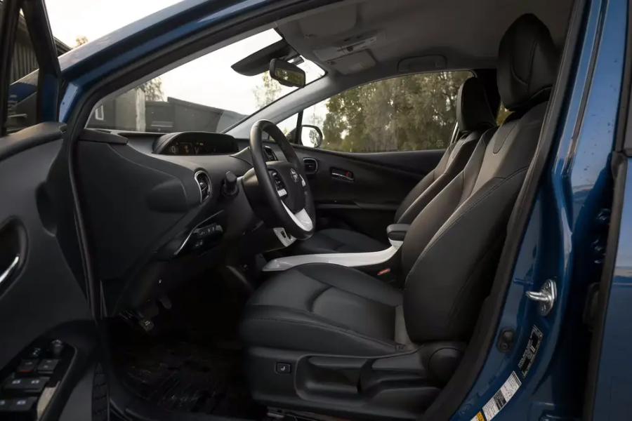 Blue Toyota Prius 2016 in Jelgava, with an engine capacity of 1.80 L and mileage of 53 thousand km for 13900 €, photo 10 on AUTOMOTO.COM.LV