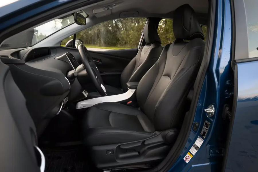 Blue Toyota Prius 2016 in Jelgava, with an engine capacity of 1.80 L and mileage of 53 thousand km for 13900 €, photo 11 on AUTOMOTO.COM.LV