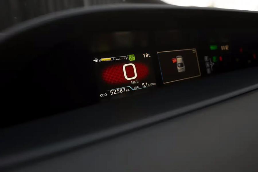 Blue Toyota Prius 2016 in Jelgava, with an engine capacity of 1.80 L and mileage of 53 thousand km for 13900 €, photo 16 on AUTOMOTO.COM.LV