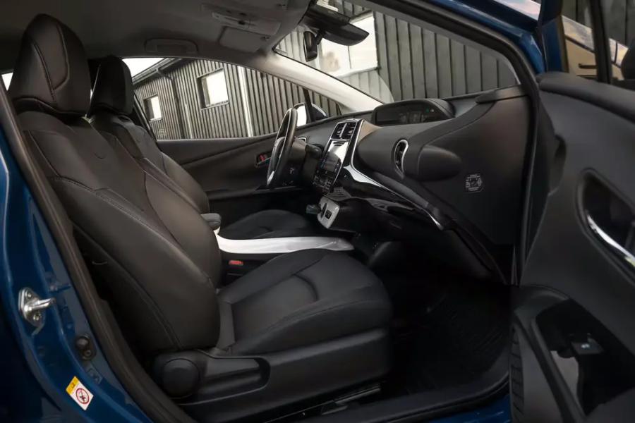 Blue Toyota Prius 2016 in Jelgava, with an engine capacity of 1.80 L and mileage of 53 thousand km for 13900 €, photo 20 on AUTOMOTO.COM.LV