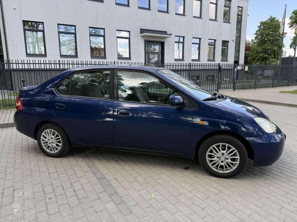 Blue Toyota Prius 2001 in Kaunas, with an engine capacity of 1.50 L and mileage of 270 thousand km for 1690 €, photo 5 on AUTOMOTO.COM.LV
