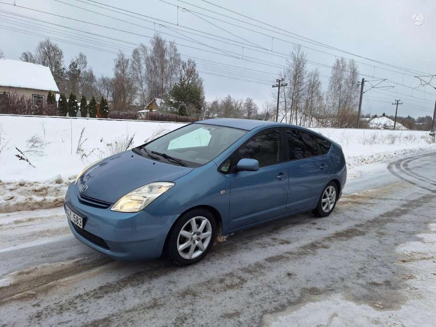 Blue Toyota Prius 2004 in Vilnius, with an engine capacity of 1.50 L and mileage of 28 thousand km for 2949 €, photo 1 on AUTOMOTO.COM.LV