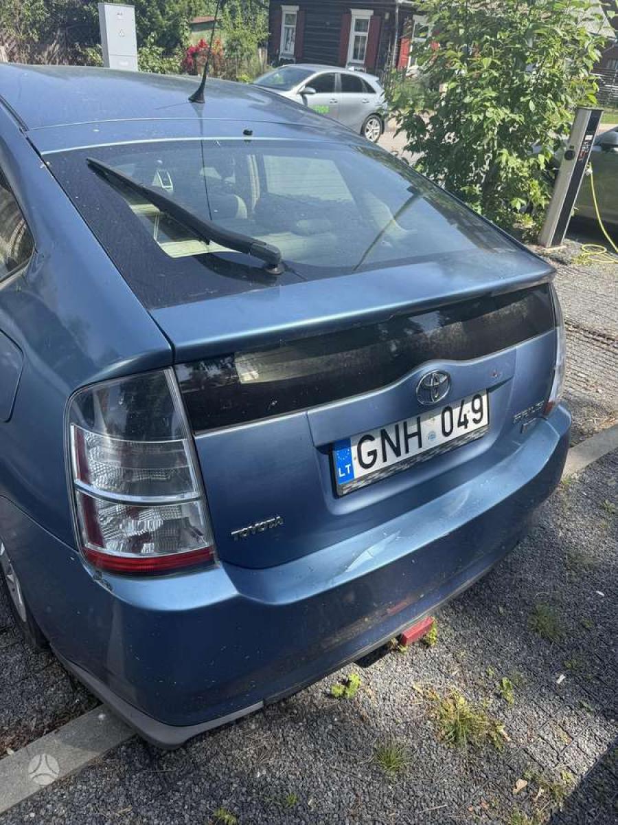Blue Toyota Prius 2005 in Vilnius, with an engine capacity of 1.50 L and mileage of 304 thousand km for 2290 €, photo 8 on AUTOMOTO.COM.LV
