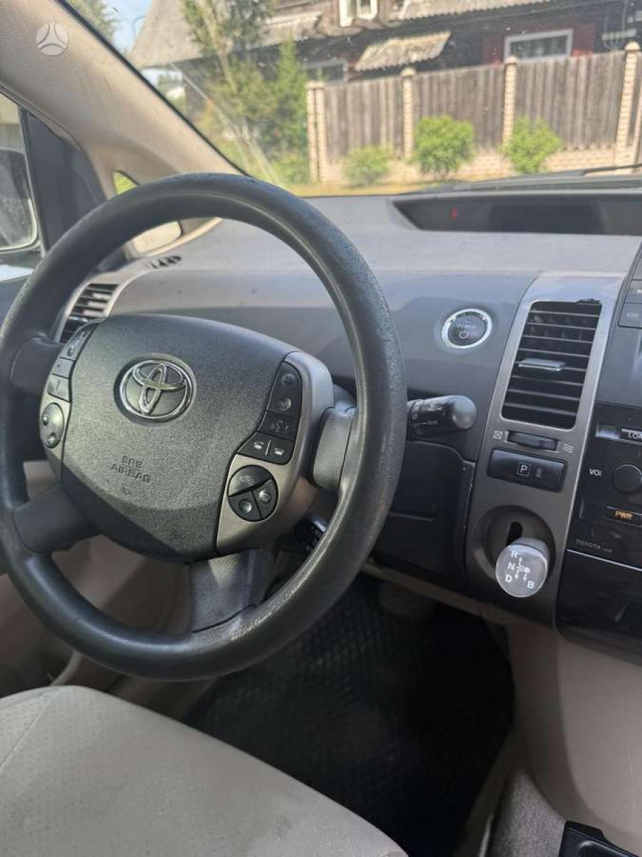 Blue Toyota Prius 2005 in Vilnius, with an engine capacity of 1.50 L and mileage of 304 thousand km for 2290 €, photo 17 on AUTOMOTO.COM.LV