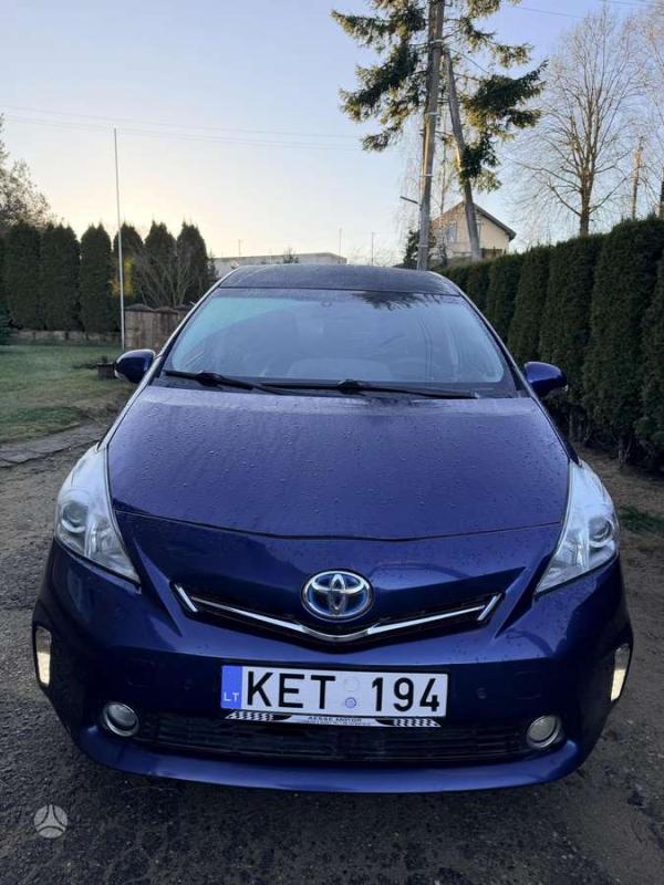 Blue Toyota Prius 2012 in Vilnius, with an engine capacity of 1.80 L and mileage of 385 thousand km for 9250 €, photo 3 on AUTOMOTO.COM.LV