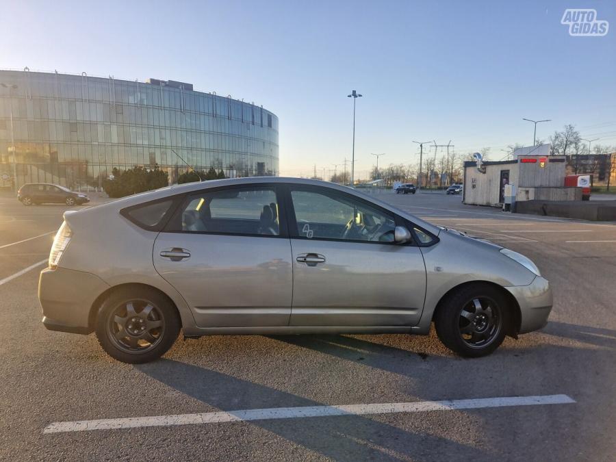 Brown Toyota Prius 2004 in Siauliai, with an engine capacity of 1.50 L and mileage of 317 thousand km for 3500 €, photo 12 on AUTOMOTO.COM.LV