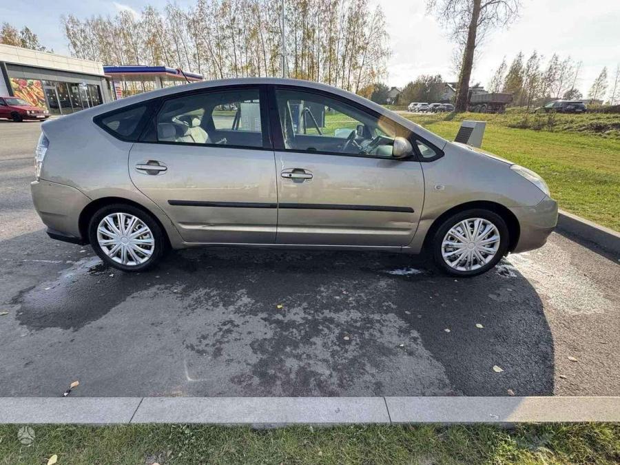 Brown Toyota Prius 2005 in Vilnius, with an engine capacity of 0.00 L and mileage of 167 thousand km for 2500 €, photo 3 on AUTOMOTO.COM.LV
