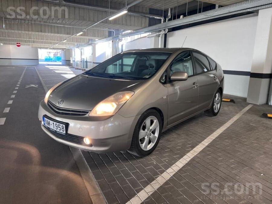 Brown Toyota Prius 2005 in Riga, with an engine capacity of 1.50 L and mileage of 321 thousand km for 4150 €, photo 1 on AUTOMOTO.COM.LV