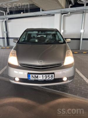 Brown Toyota Prius 2005 in Riga, with an engine capacity of 1.50 L and mileage of 321 thousand km for 4150 €, photo 3 on AUTOMOTO.COM.LV