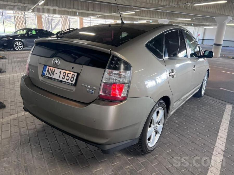 Brown Toyota Prius 2005 in Riga, with an engine capacity of 1.50 L and mileage of 321 thousand km for 4150 €, photo 5 on AUTOMOTO.COM.LV