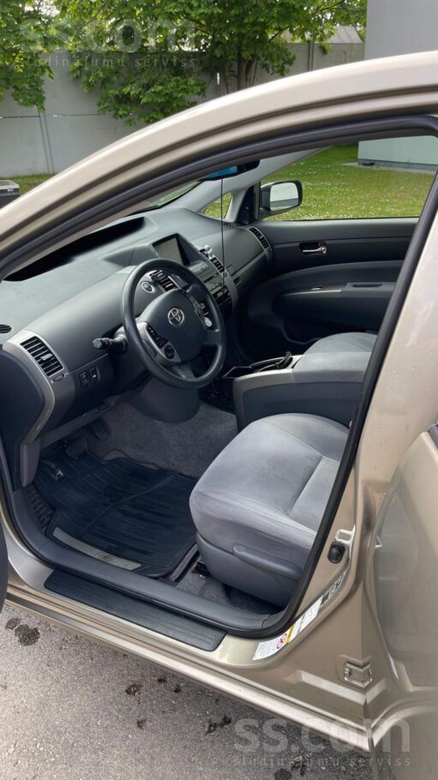 Brown Toyota Prius 2005 in Riga, with an engine capacity of 1.50 L and mileage of 321 thousand km for 4150 €, photo 12 on AUTOMOTO.COM.LV