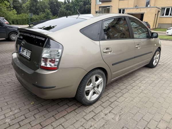 Brūns Toyota Prius 2005 Viļņa, ar dzinēja tilpumu 1.50 L un nobraukumu 400 tūkst. km par 2800 €, foto 3 vietnē AUTOMOTO.COM.LV