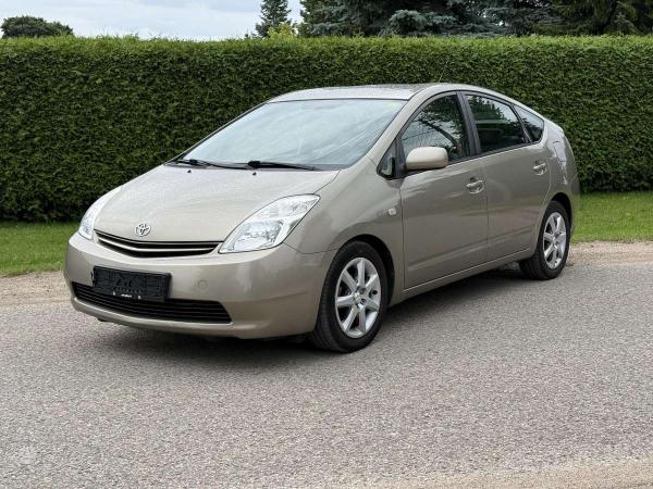 Brown Toyota Prius 2005 in Ukmerge, with an engine capacity of 1.50 L and mileage of 299 thousand km for 2950 €, photo 1 on AUTOMOTO.COM.LV