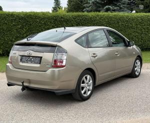 Brown Toyota Prius 2005 in Ukmerge, with an engine capacity of 1.50 L and mileage of 299 thousand km for 2950 €, photo 4 on AUTOMOTO.COM.LV