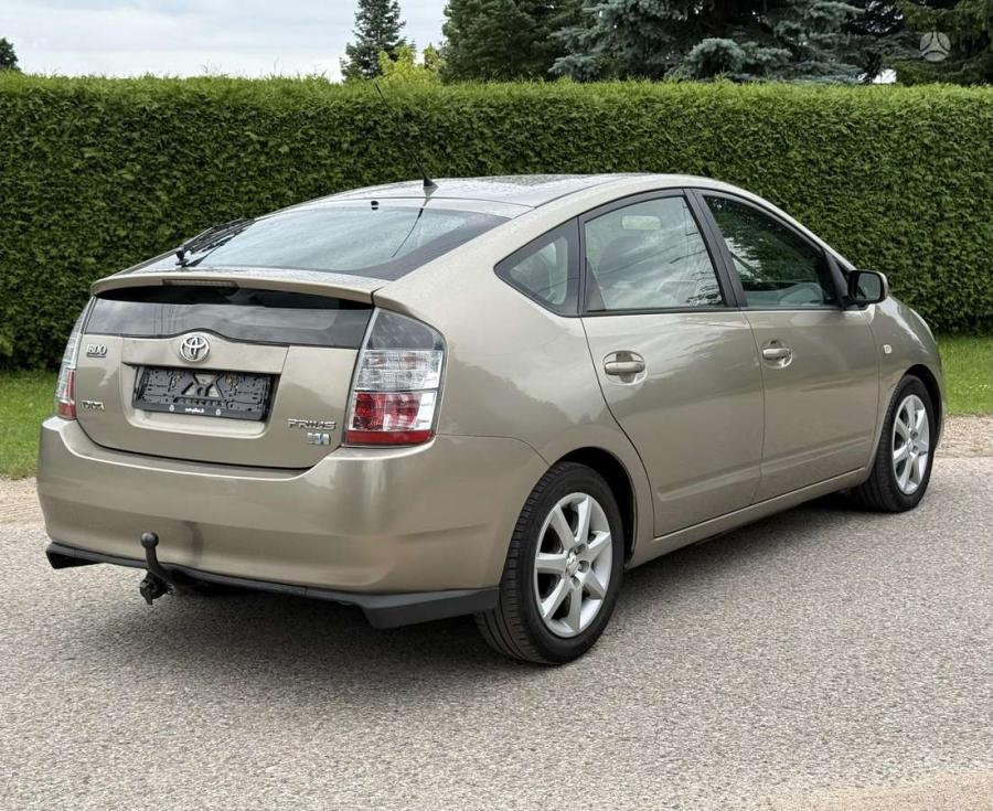 Brown Toyota Prius 2005 in Ukmerge, with an engine capacity of 1.50 L and mileage of 299 thousand km for 2950 €, photo 4 on AUTOMOTO.COM.LV