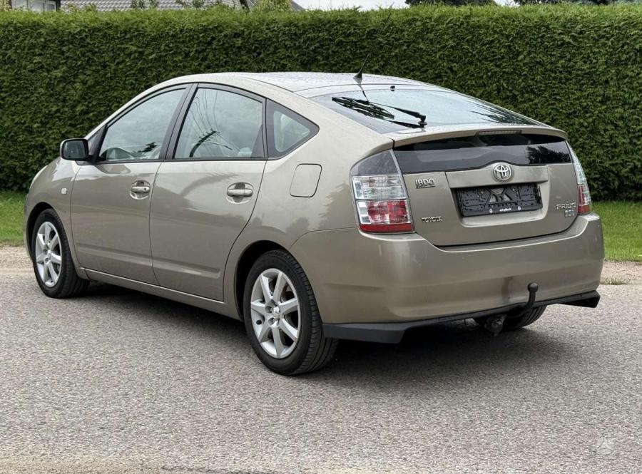 Brown Toyota Prius 2005 in Ukmerge, with an engine capacity of 1.50 L and mileage of 299 thousand km for 2950 €, photo 5 on AUTOMOTO.COM.LV