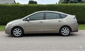 Brown Toyota Prius 2005 in Ukmerge, with an engine capacity of 1.50 L and mileage of 299 thousand km for 2950 €, photo 6 on AUTOMOTO.COM.LV